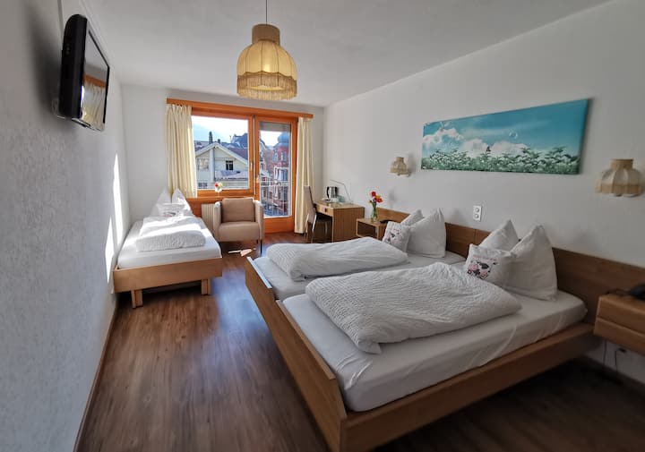 Triple Room With Balcony And Private Bathroom Z6 - Interlaken