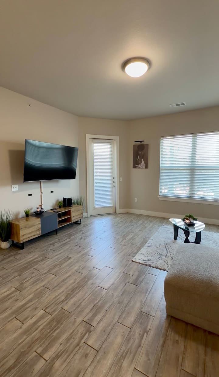 Bright And Stylish Dallas Pad - Dallas, TX