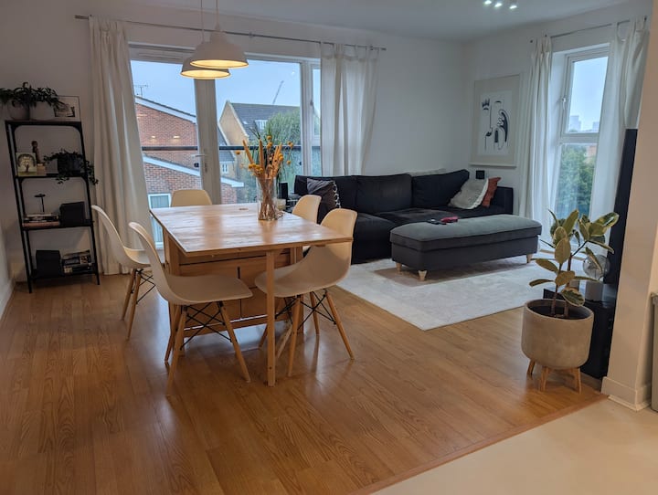 Central & Peaceful 2-bed, 2-bath Flat - London, UK