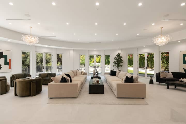 Noble Crest - Los Angeles