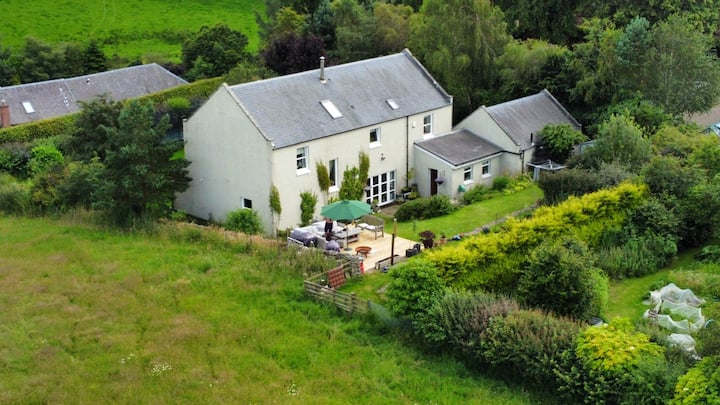 Beautiful 5 Bedroom House With Hot Tub - Biggar