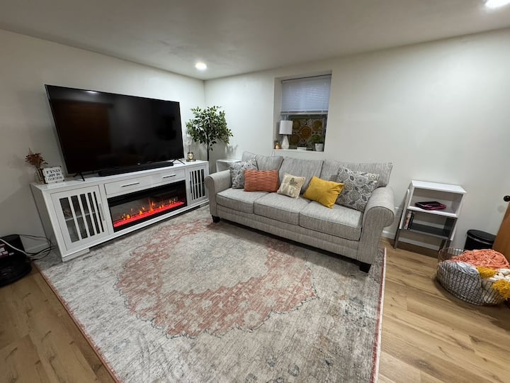 Bright & Cozy Basement Hideaway - Longview Lake, MO