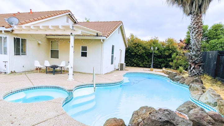 Roseville Base | Pool + Spa | Tahoe Day Trip - ローズビル, CA