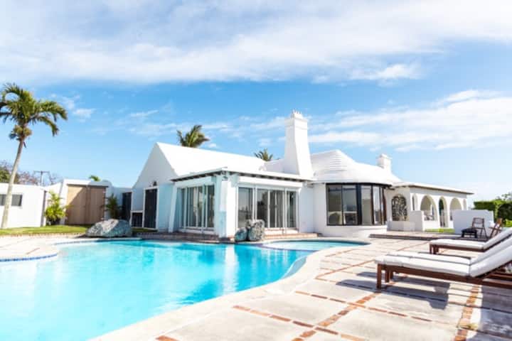 Stylish 2br Pool Villa Near City Of Hamilton - Bermuda
