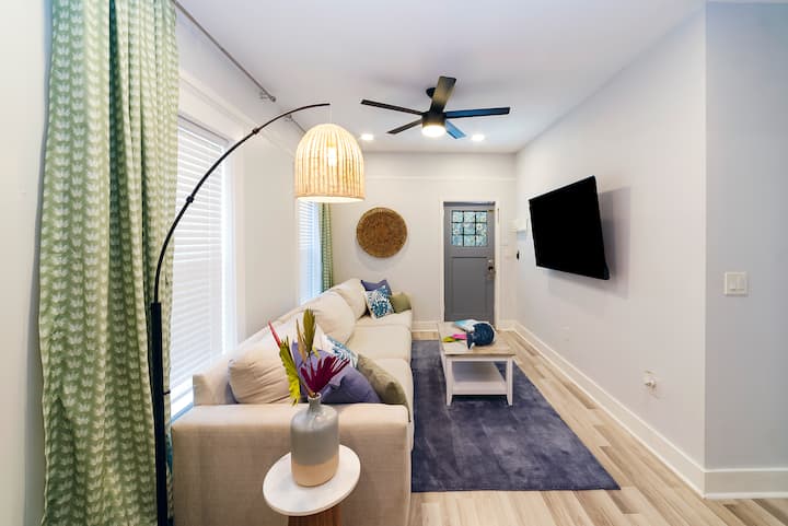 Walk To Waterfront | King Bed + Office + Patio - St. Petersburg, FL