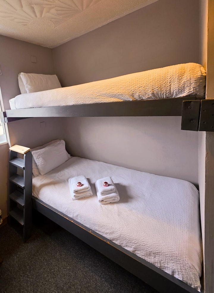 K9: Compact Twin Bunk Room, With Private Bathroom! - Plockton