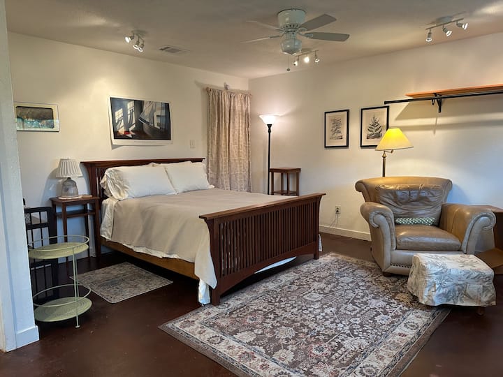 Greenbelt Studio W/ Private Entrance & Kitchenette - Austin, TX