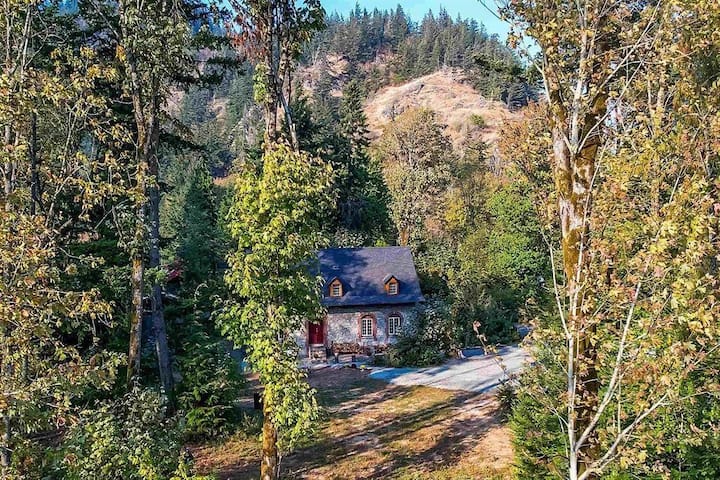 Bedrock Bed And Breakfast On The River (Hope, Bc) - Hope