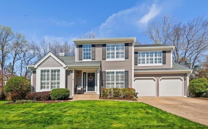 Bright Family Home With Fenced Yard & Deck - 雷斯頓