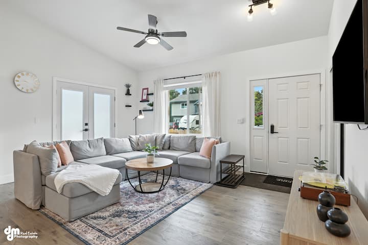Modern 3br/2ba Duplex • Steps To Fish Creek Trail - Anchorage, AK