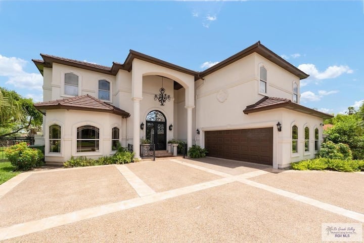 Executive Waterfront Estate | 5br ~5k Sq Ft Acre+ - Brownsville, TX