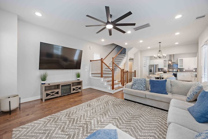 Modern Heights Townhome|3br/3.5ba| Walk To 19th St - Northside - Houston