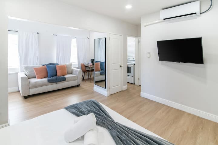 Modern Studio Apt • Prime North Miami Location - Miami Shores, FL