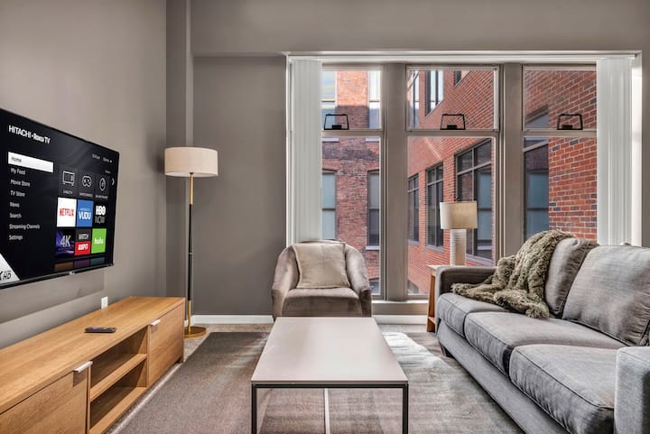 Luxe Downtown Condo • Pool Table & Free Parking - Cleveland, OH