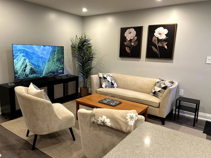 Cozy, Bright And Sophisticated Basement Apartment. - Toronto