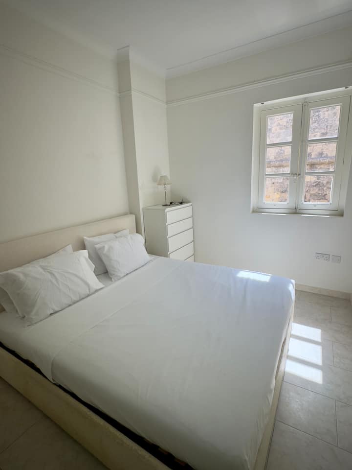 White Room & Epic Location In Valletta - La Valette