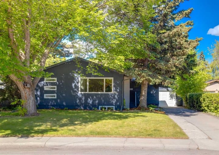 Walk To Rockyview Hospital, Monthly Stays Welcome - Calgary