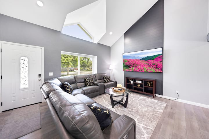 Modern Spacious Remodeled Home - Fontana