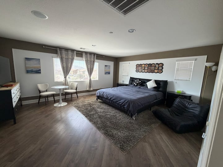 Private Master Suite W/ Bath • Near Airport &Shops - Jurupa Valley, CA