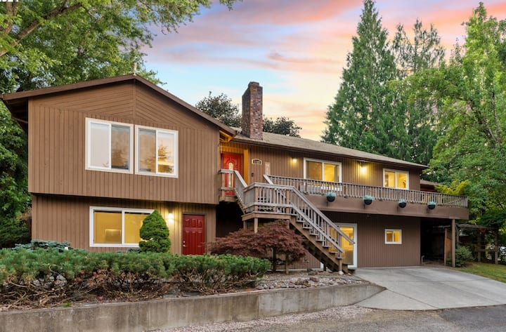 Cozy Family-friendly 4br • Spacious + Fireplace - Hillsboro, OR