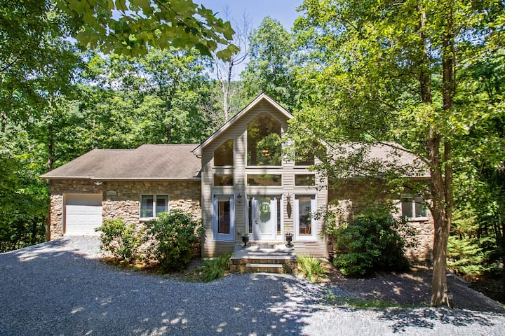 Resort Retreat With Screened Porch & Media Room! - Harrisonburg, VA