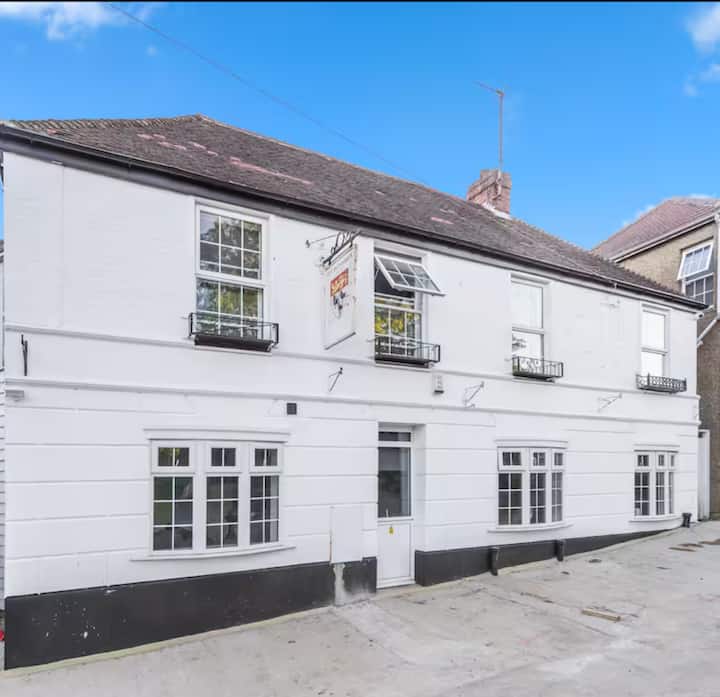 Canterbury City Lodge - 20+ Sleeps. Free Parking - Canterbury