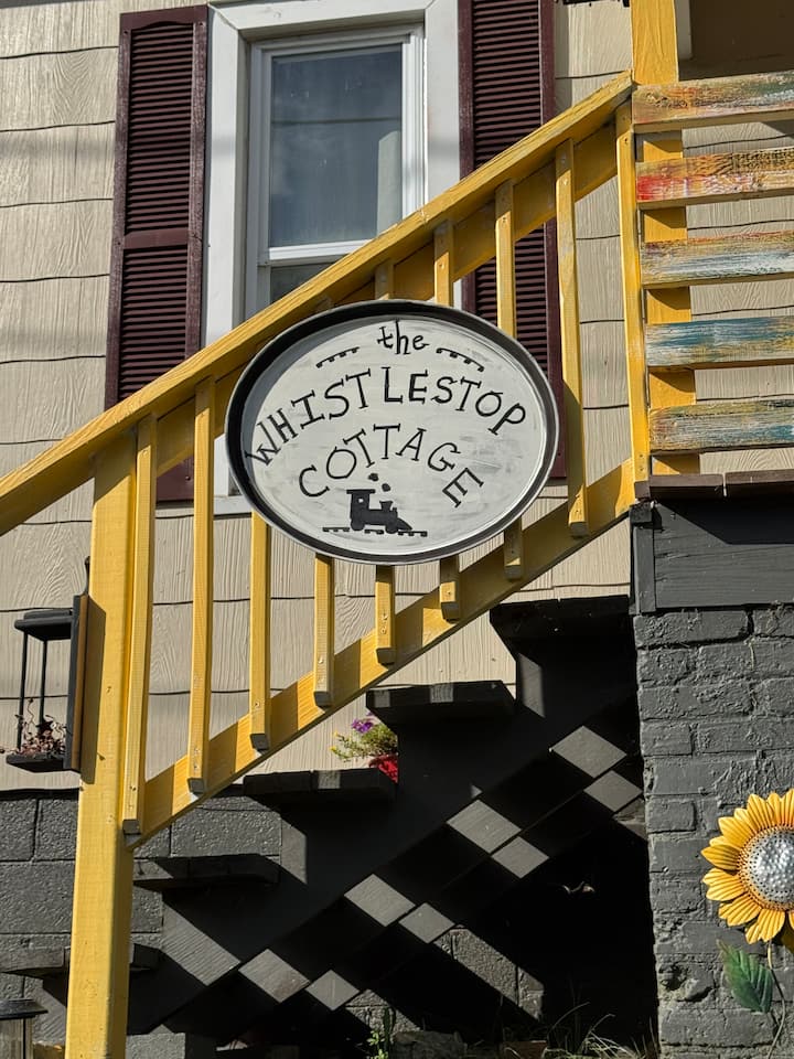 Vintage Whistlestop Cottage - Galax, VA