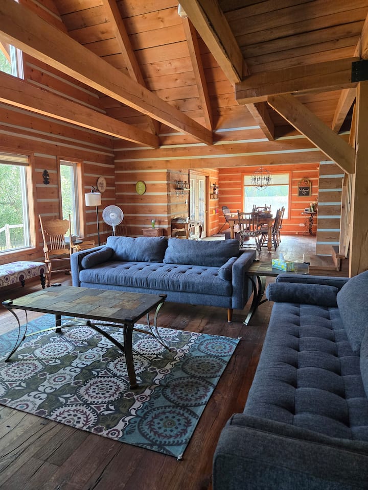 Beautiful Lakefront Wood Chalet In
Pec - Ontario