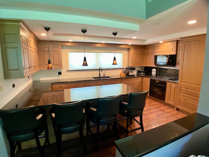 Secluded Home On Wooded Acreage - Luxury Amenities - Naperville