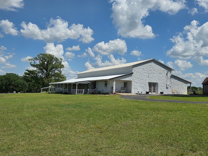 Cowboy Quarters | 2 Queens + Twin | Porch Views - Canton, TX