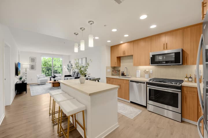 Modern L Peaceful 1 Bedroom W/ Amenities! - Irvine, CA