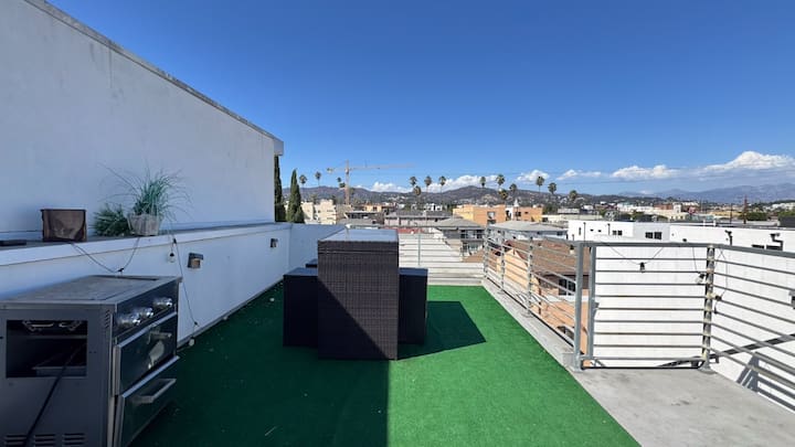 Chic 3br Hollywood | Rooftop Views + Free Parking - Beverly Hills, CA