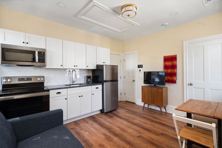 Charming Studio Apartment In Wayland Neighborhood - Providence, RI