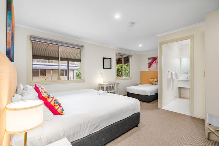 Waratah Lodge | Spacious Group Stay | 4 Ensuites - Bundanoon