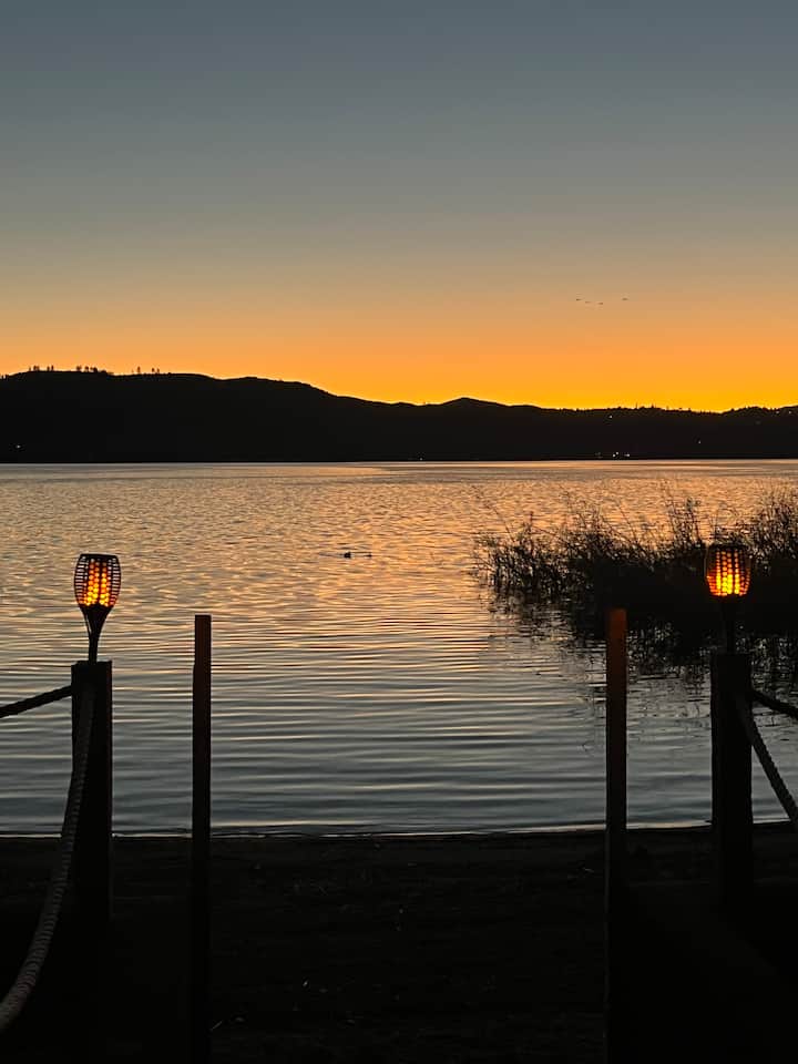 Lakefront Escape | 3br Retreat With Stunning Views - 클리어레이크