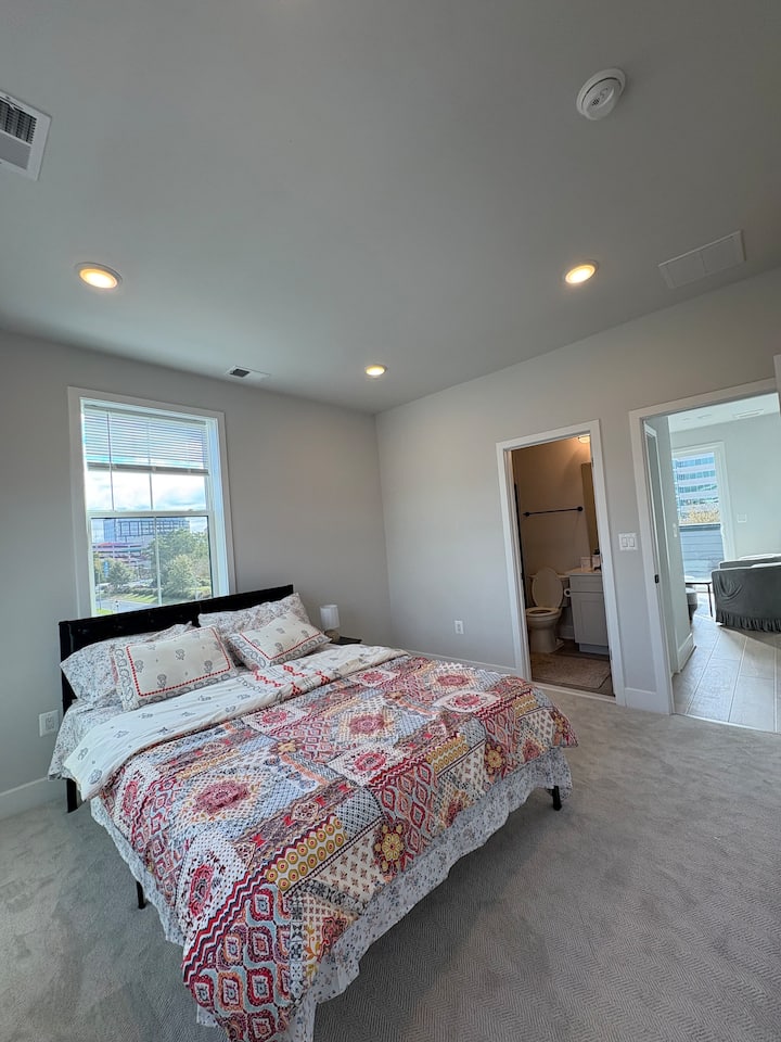 Private Upperlevel Suite With Balcony &Living Room - Rockville, MD