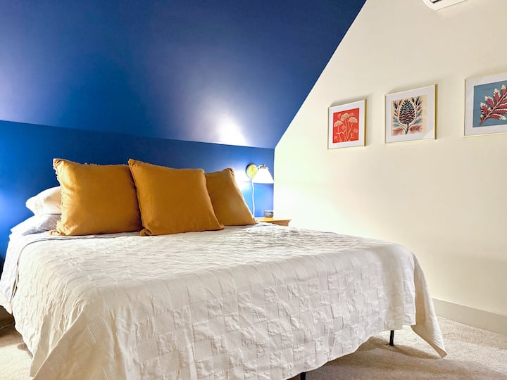 Old Louisville Walk-up 2 Bed/2ba + Off St. Parking - Louisville, KY