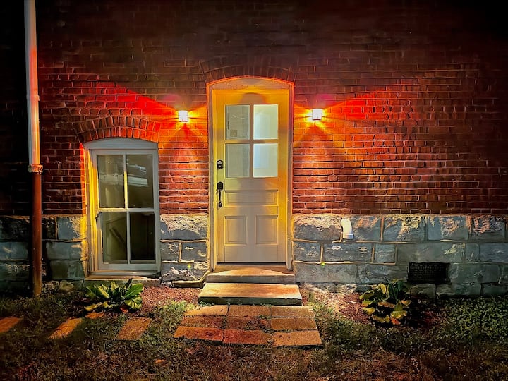 Old Louisville Walk-up 2 Bed/2ba + Off St. Parking - Louisville, KY