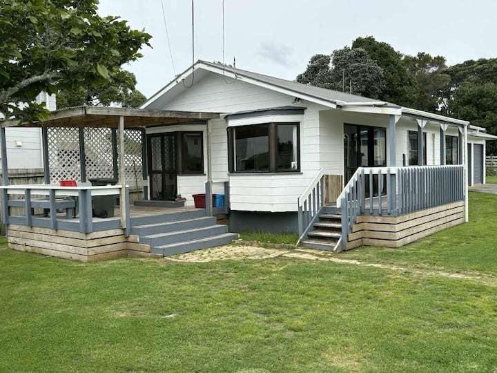 5 Bedroom Home 50m To Beach With Fenced Yard - One Tree Point