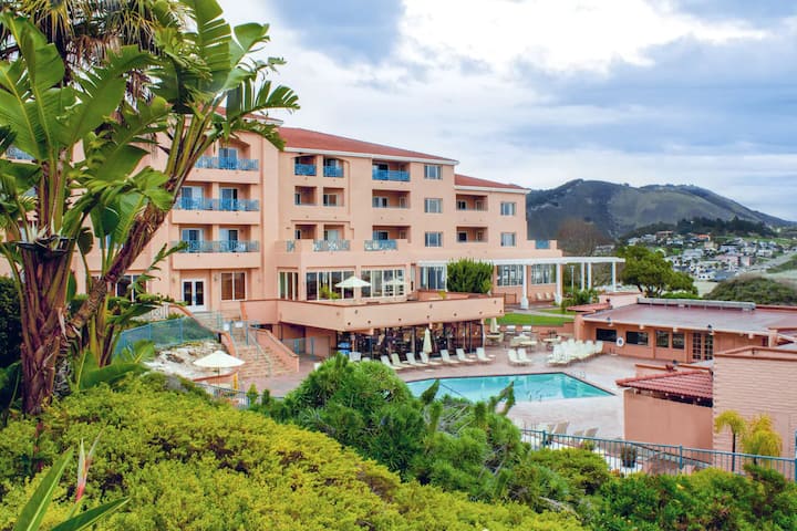 Twin Suites Near The Beach! Full Kitchens, Pool! - Pismo Beach, CA