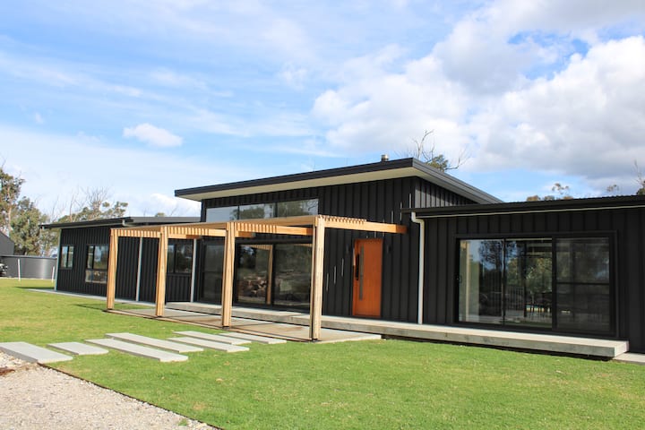 Modern Family Retreat With Heated Pool & Hillviews - Eden