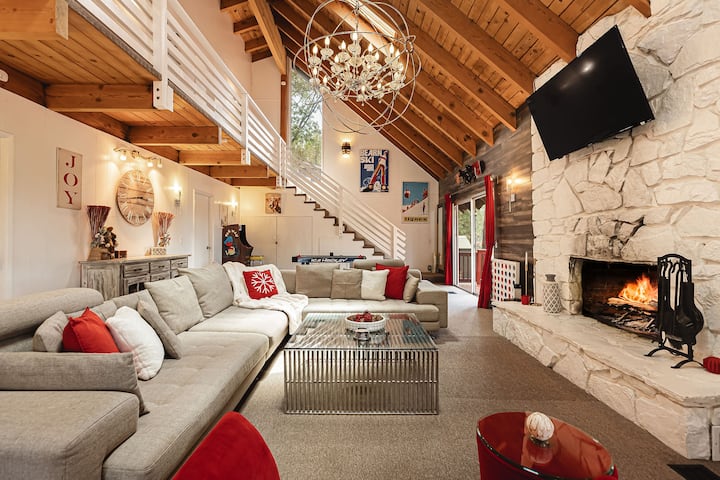 Rumpus Cabin Near Slopes W/ Game Room & Hot Tub - Big Bear, CA