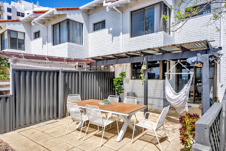 Southcott Villa · Beachside Family Fun & Sea Views - Perth