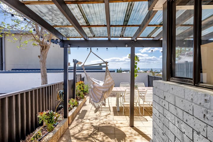 Southcott Villa · Ocean Views & Walk To Beach - Mandurah
