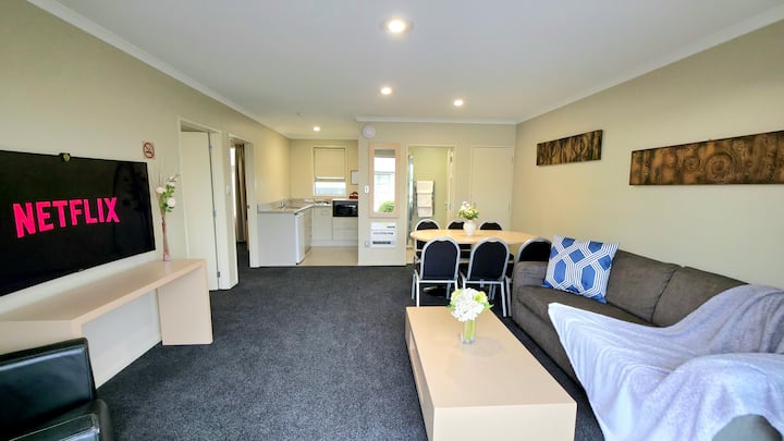 Family-friendly 2-bedroom Apartment & Parking - Christchurch