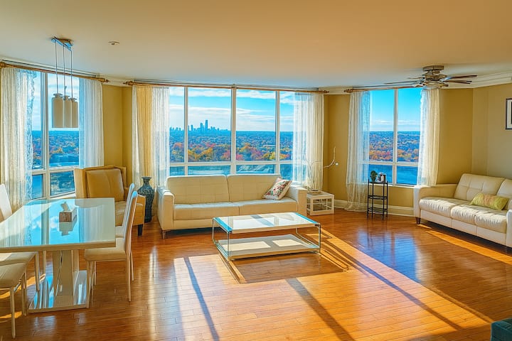 Luxury 3 Br Condo | 180° City View | Free Parking - Toronto