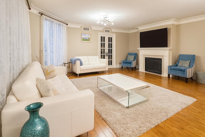 Luxury 3 Br Condo | 180° City View | Free Parking - Toronto