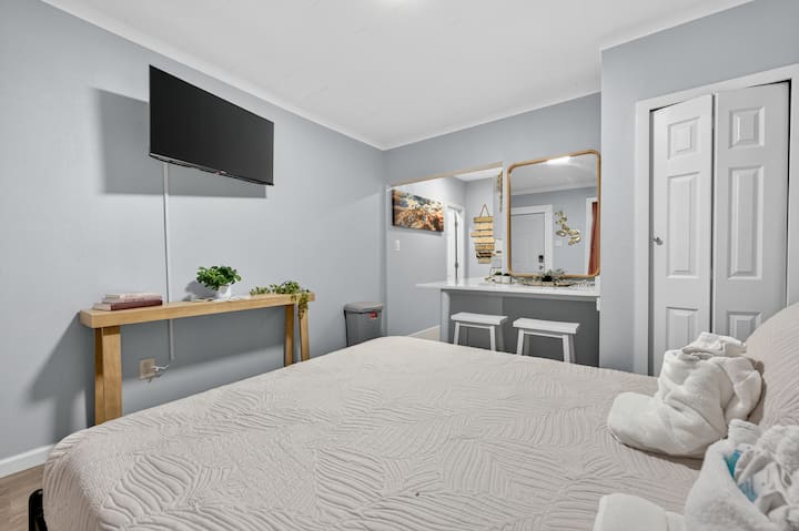 Simple & Comfy Tiny Pensacola Studio Unit 12 - Brent, FL