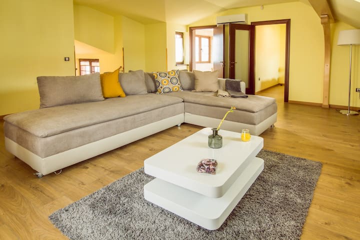 Modern Apartment In Dumbraveni, Transylvania - Alma, Romania