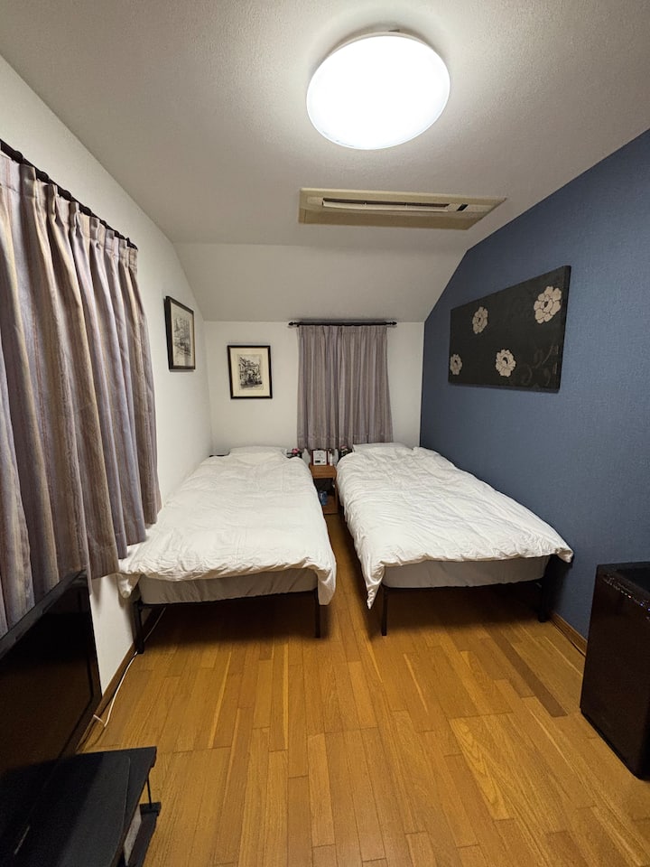 2階のおふたり専用寝室。ダイニング、バス、トイレ等は他のゲスト様と共用です。 - Mito